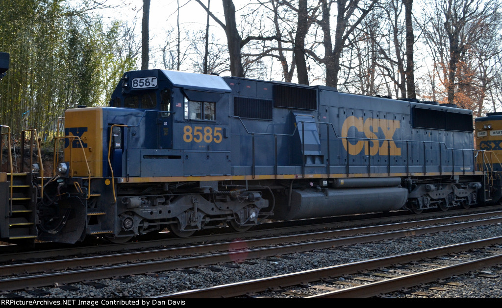 CSX SD40-2 8585 on Q418-04